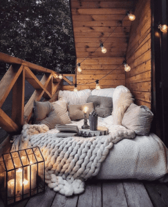 8 Cozy Winter Balcony Décor Ideas - Balcony Boss