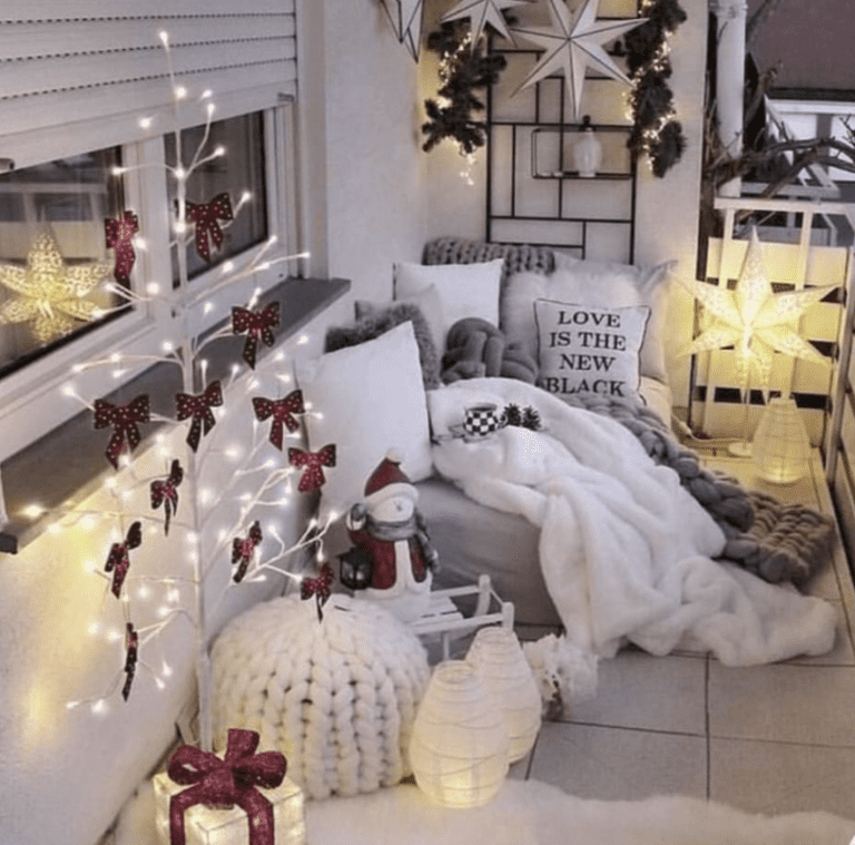 8 Cozy Winter Balcony Décor Ideas - Balcony Boss