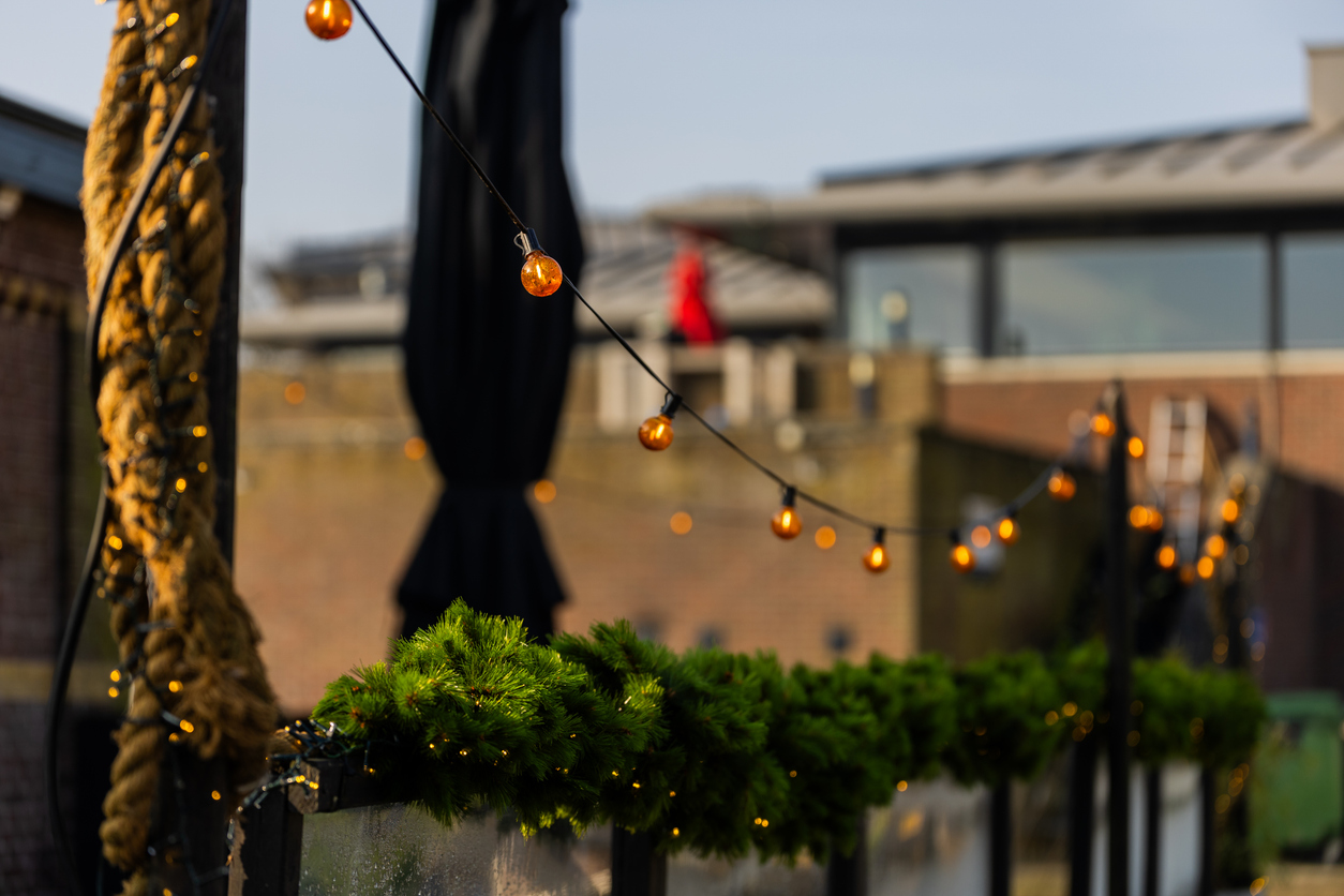 No Drilling Required! 4 Renter-Friendly Methods for Hanging Balcony ...